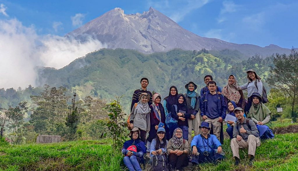 Field Lecture Mahasiswa Batch 15 bersama Prof. Dr. Junun Sartohadi, M ...